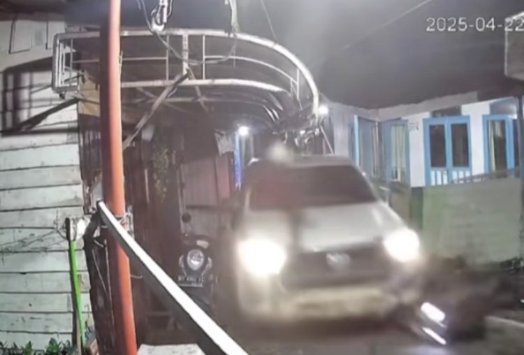 Terekam CCTV, Mobil Tabrak 24 Motor di Gang Pemukiman Samarinda ...
