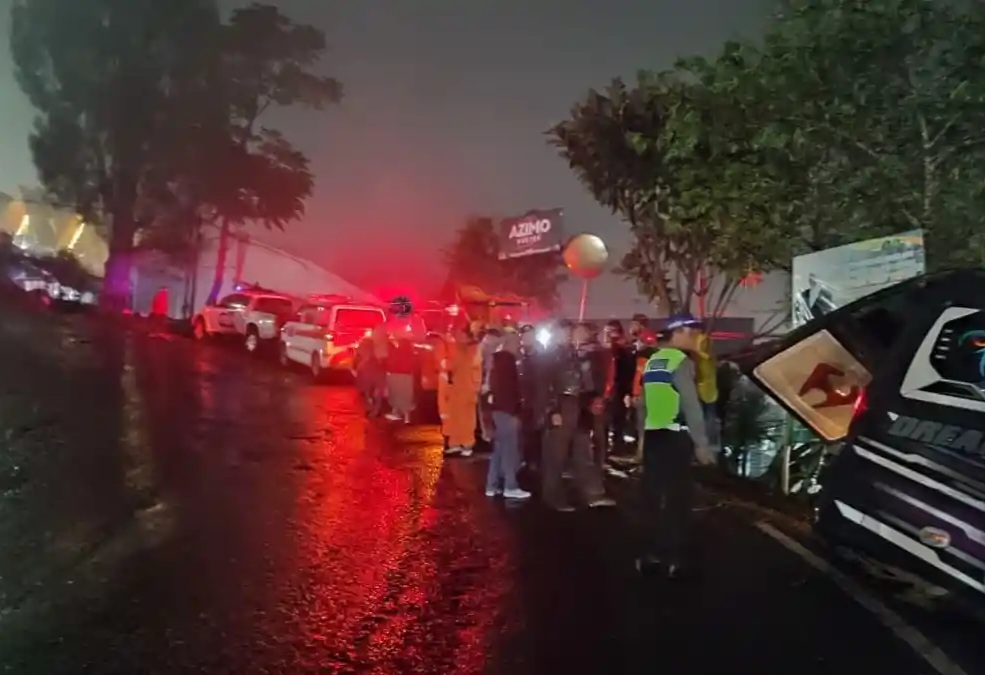 Diduga Rem Blong, Bus Penuh Penumpang Alami Kecelakaan di Jalur Dieng ...