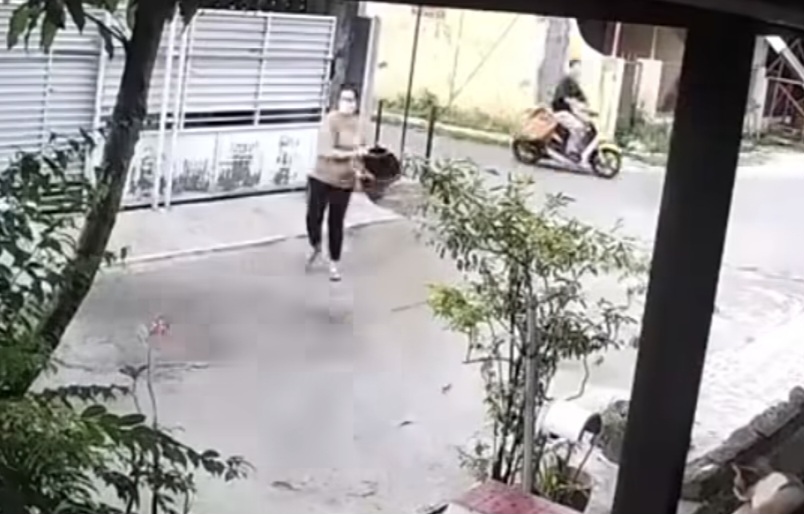 Agak Laen! Tetangga Siram Air Bekas Kotoran Anjing ke Jalan Orang Mau ...